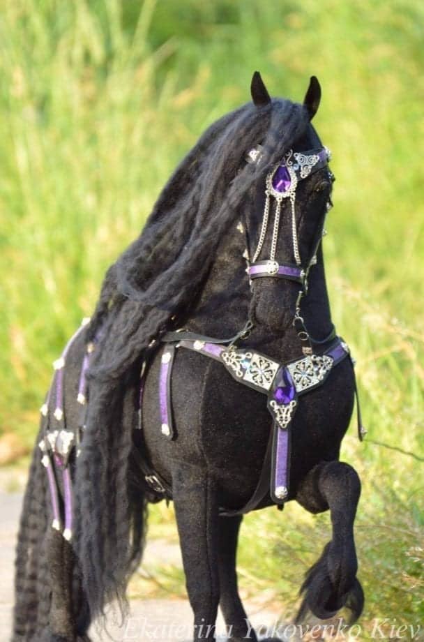 Artist Makes Incredible Life-Like Horse Replicas By Hand