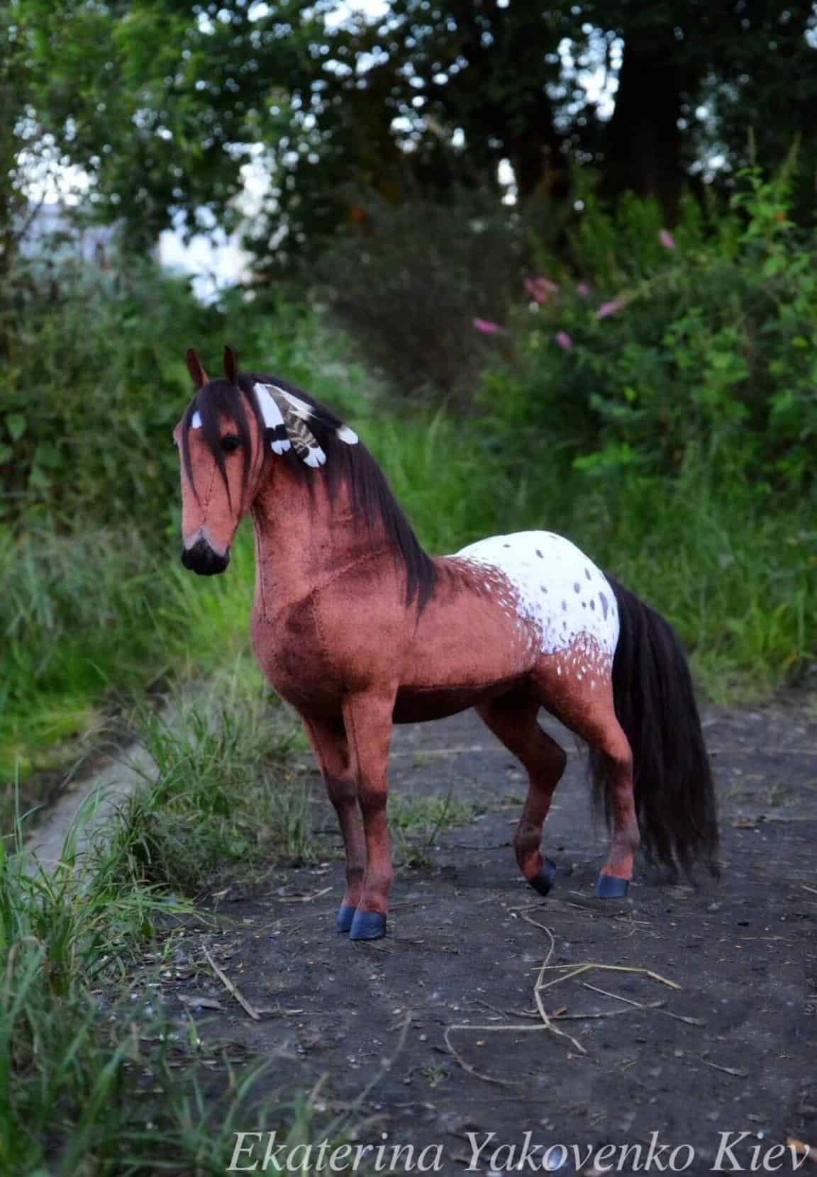 Artist Makes Incredible Life-Like Horse Replicas By Hand